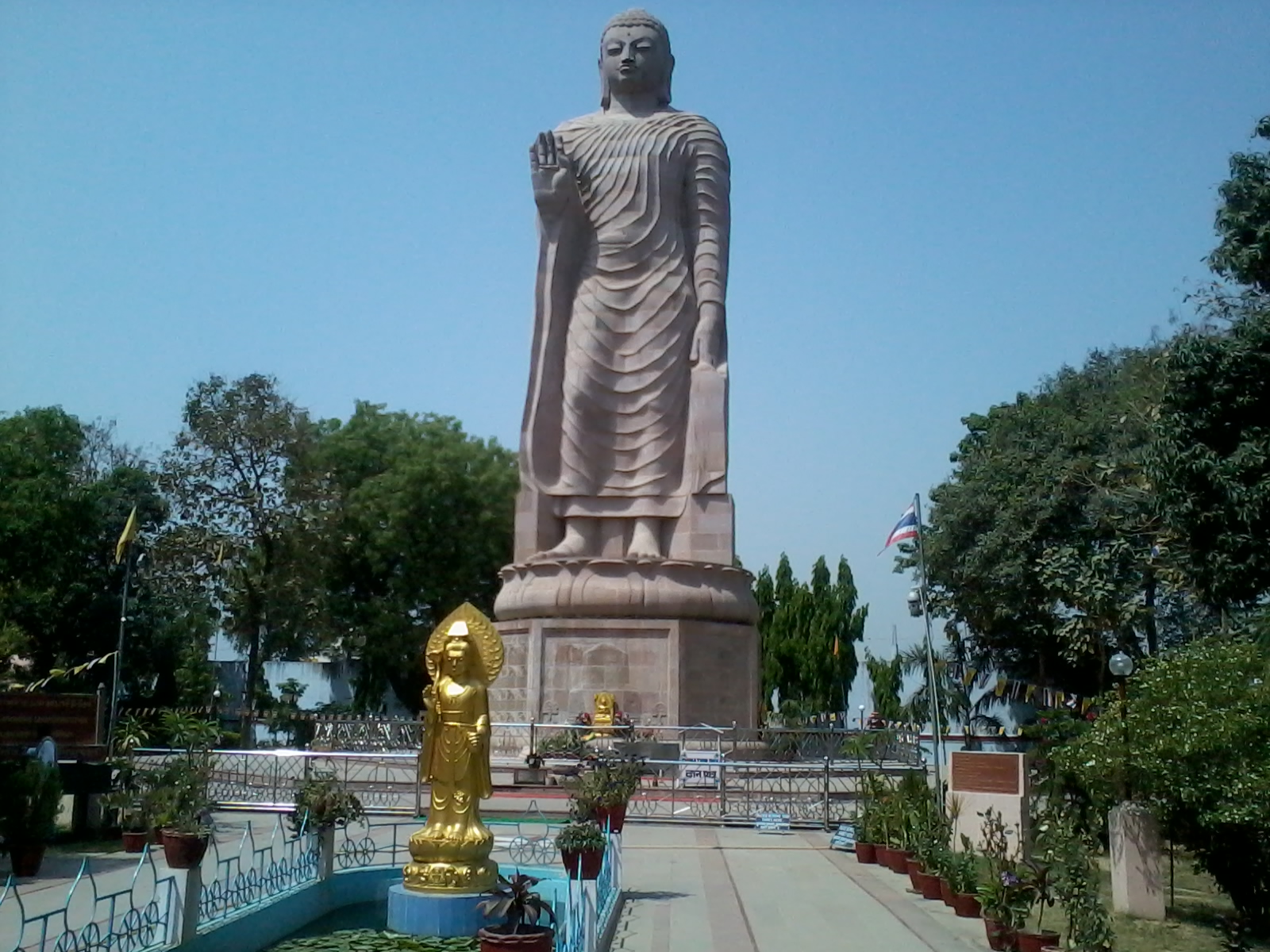 Sarnath : l'un des lieux saints du bouddhisme : Bouddha : Statues ...