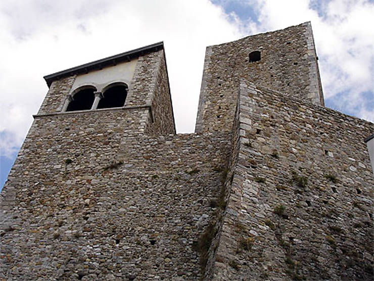 Le château de Bisaccia et sa tour penchée : Châteaux : Bisaccia ...