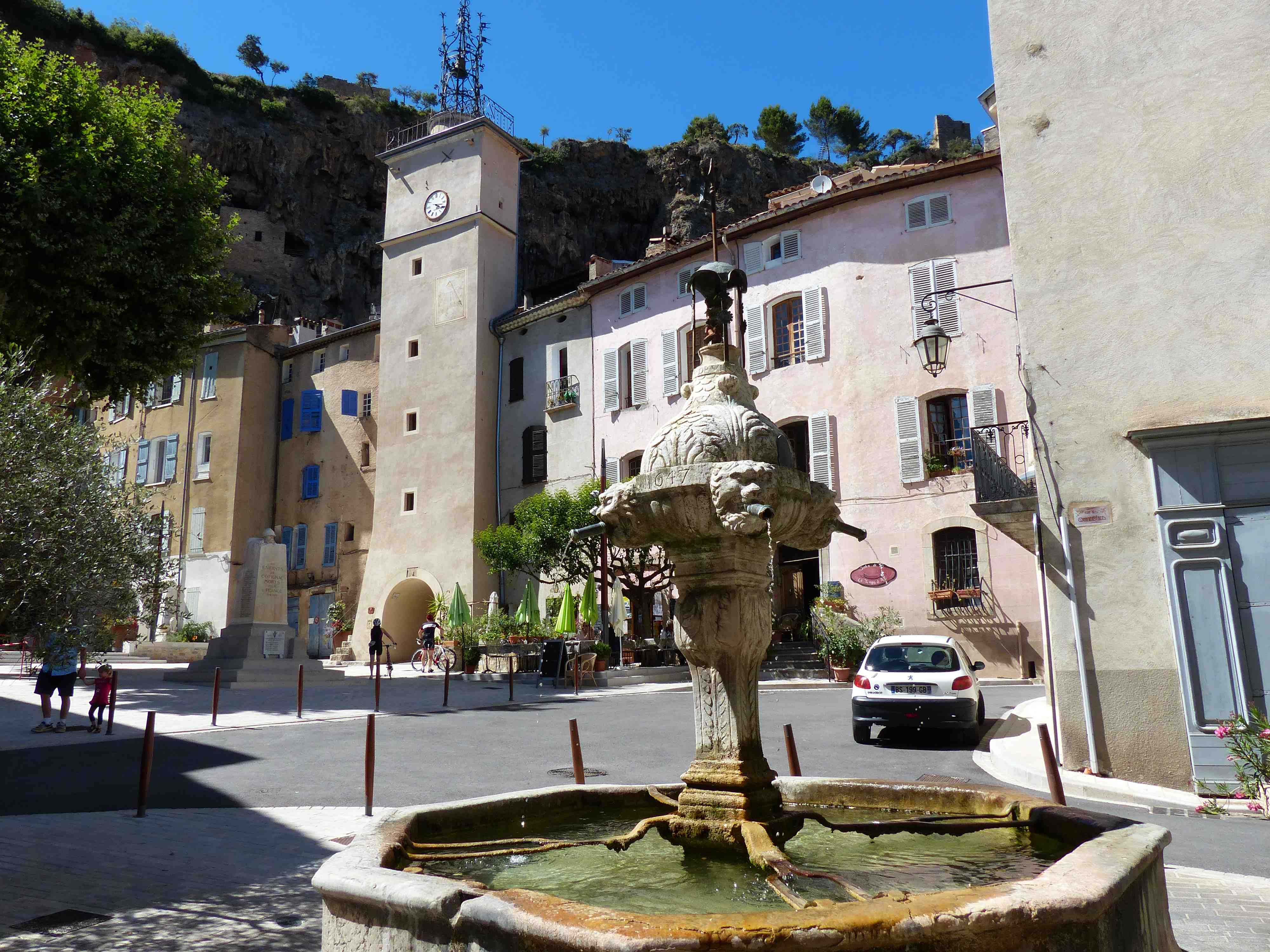 Place de Cotignac : Cotignac : Var : Côte d'Azur : Routard.com