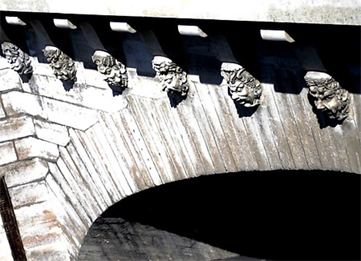 Les macarons du Pont-Neuf : Pont-Neuf : 1er arrondissement : Paris ...