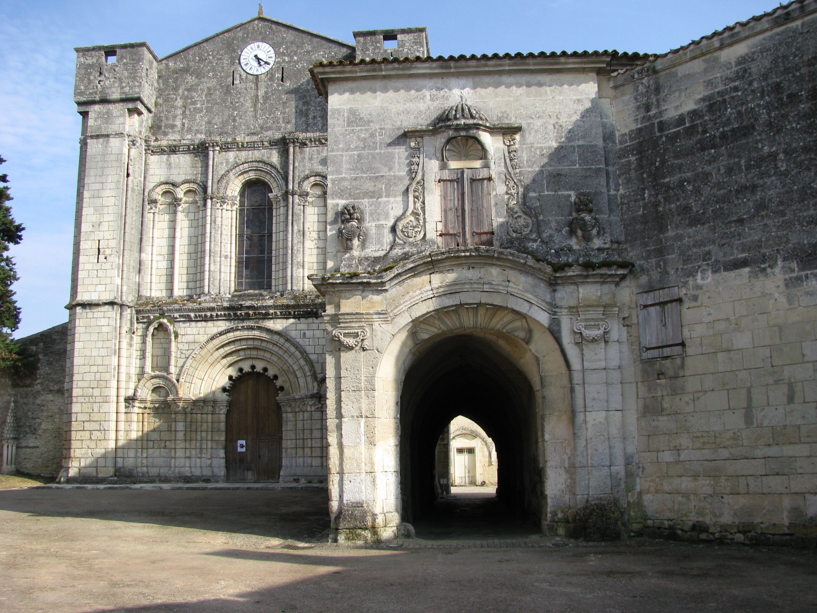 Fondée par Gardrad le riche : Eglise : Abbaye Saint-Étienne de Bassac ...