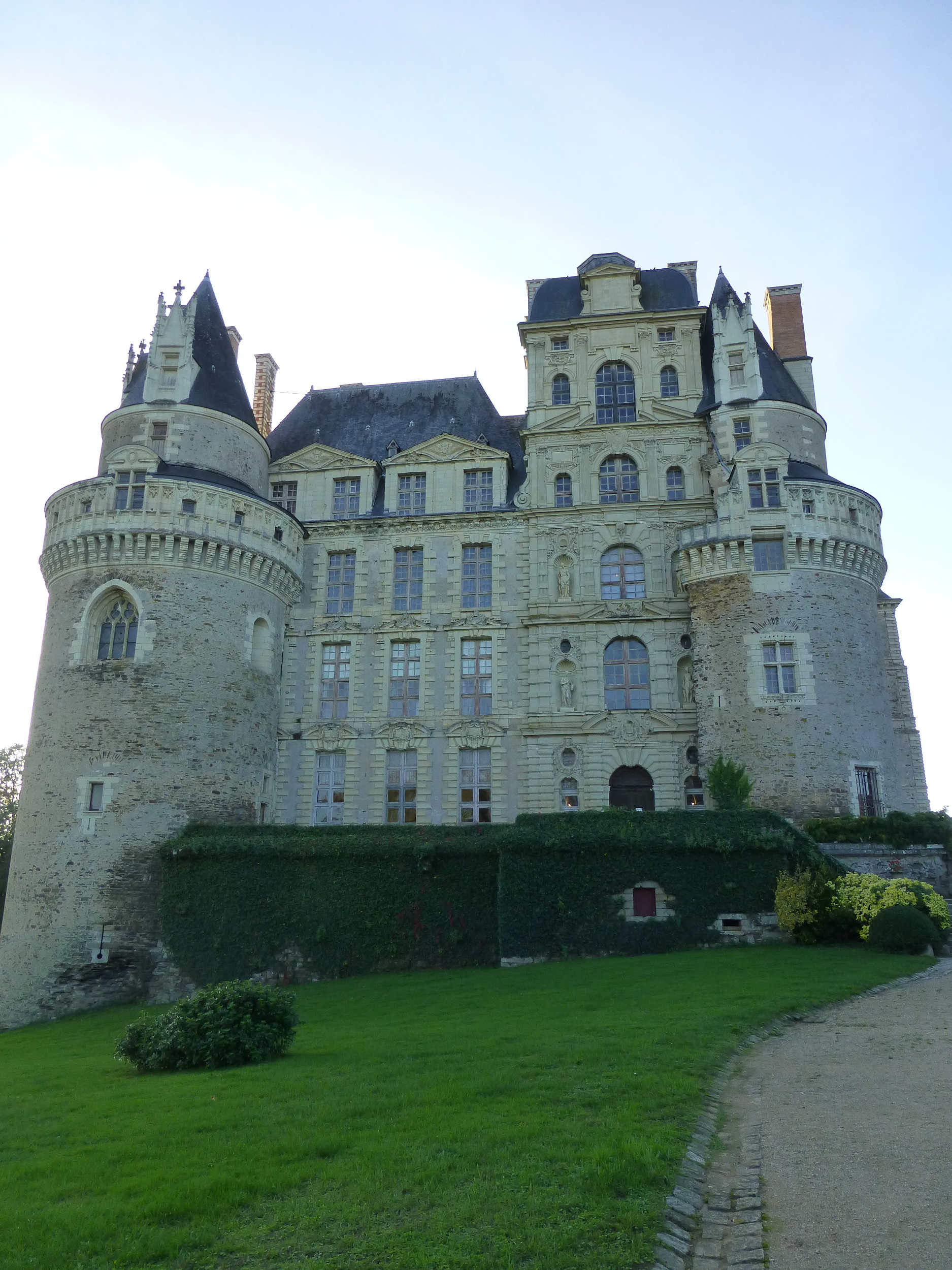 Haute façade du Château de Brissac : Châteaux : Château de Brissac ...