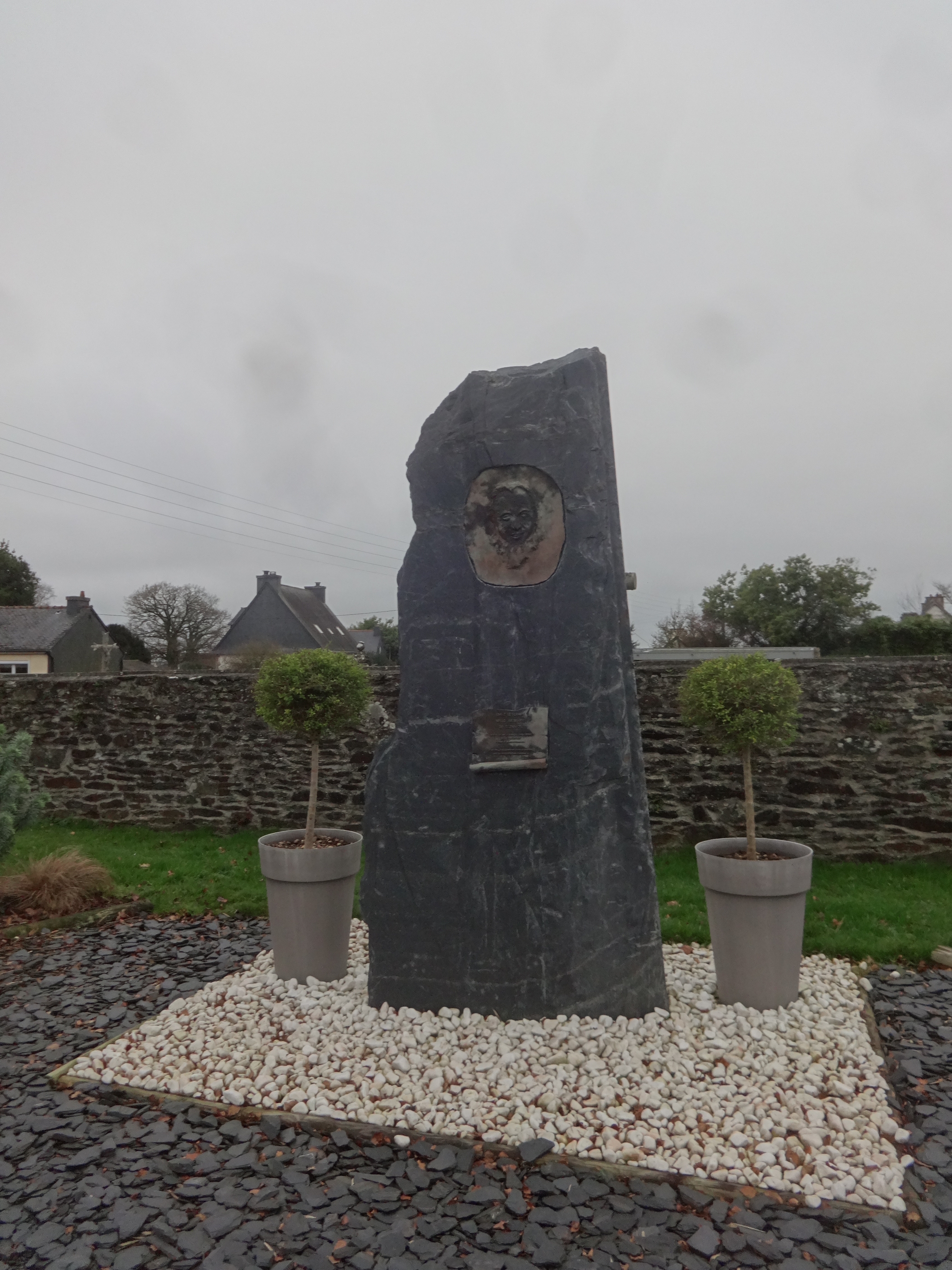 Stèle en hommage à Maël-Carhaix, Bretagne : Statues : Côtes-d'Armor ...