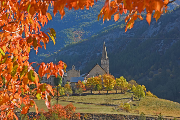 Village d'Ubaye en automne : Eglise : Saint-Paul-sur-Ubaye : Haute ...